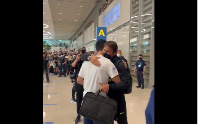 Video: the hug between Conte and Son as Tottenham arrive in Seoul ...