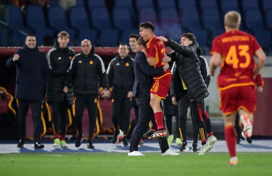 Roma: Dybala-De Rossi hug goes viral - Video - Football Italia