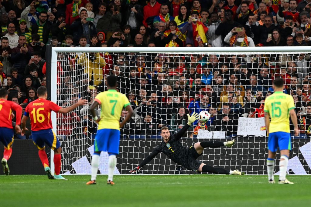 Inter inquire about two Serie A goalkeepers as Bento talks stall