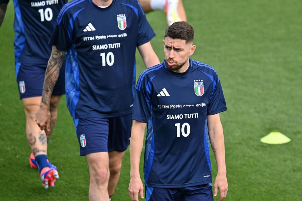 Pictures: Italy players’ special tribute during visit from Azzurri ...