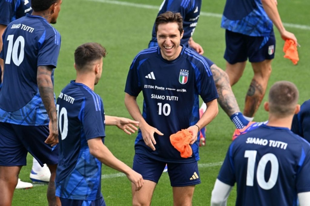 Pictures: Italy players’ special tribute during visit from Azzurri ...