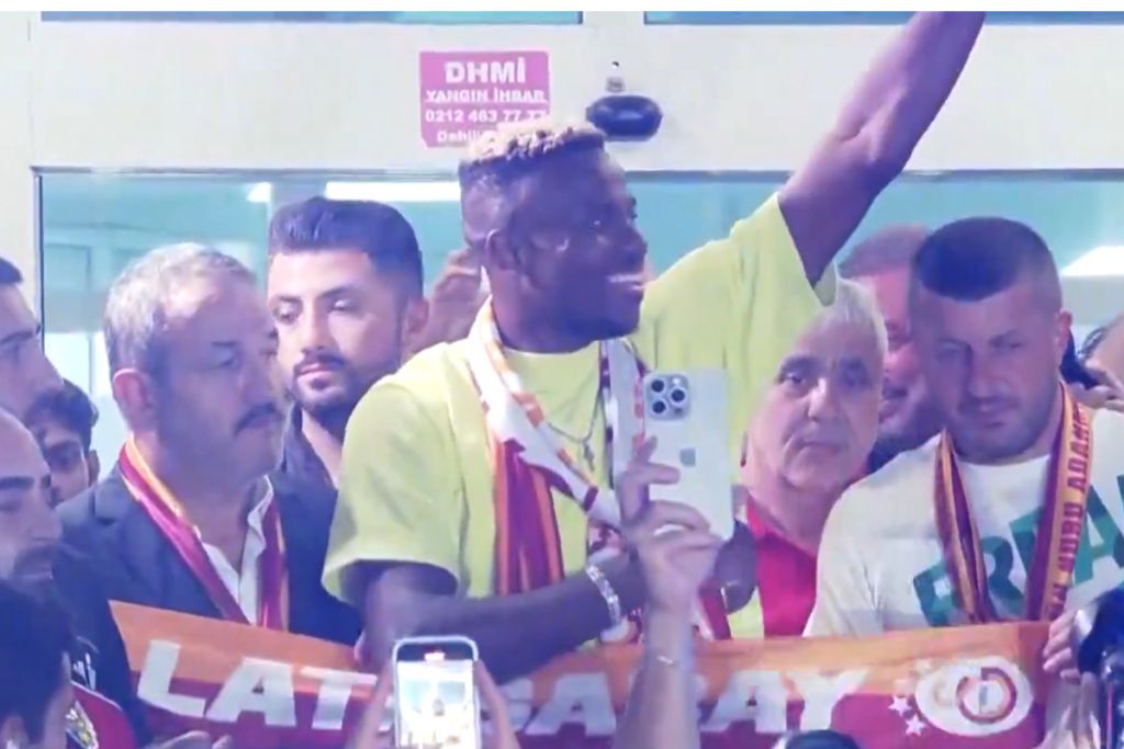 Video: Osimhen welcomed by thousands of happy Galatasaray fans at 3am