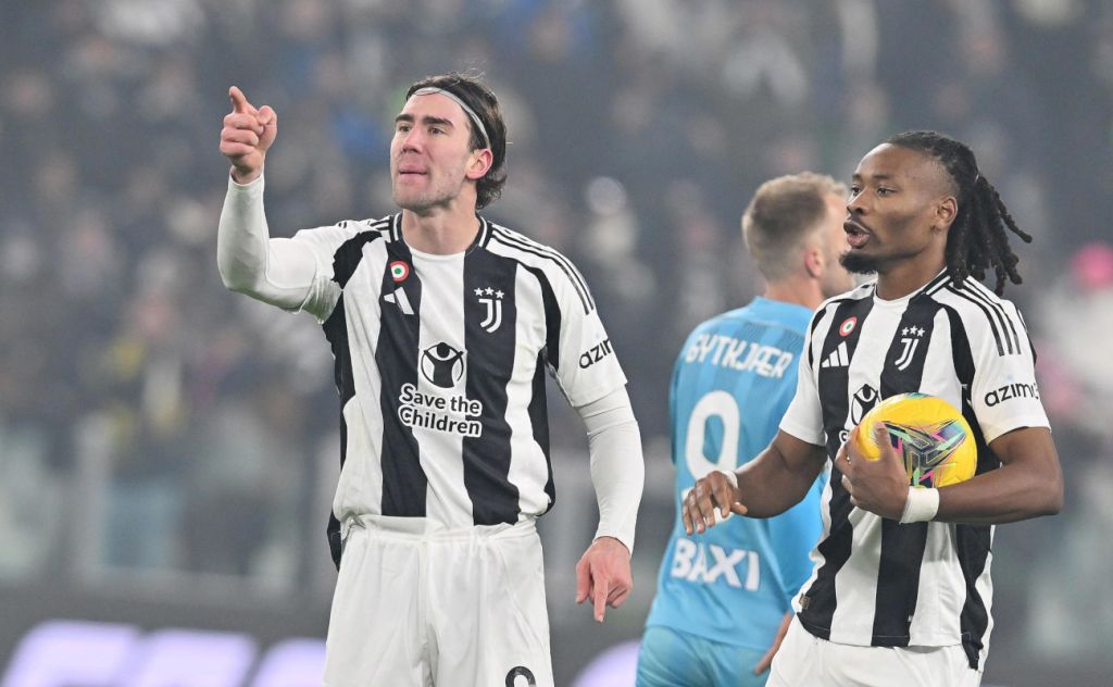 Vlahovic and Douglas Luiz ignored Juventus fans after loss to Benfica