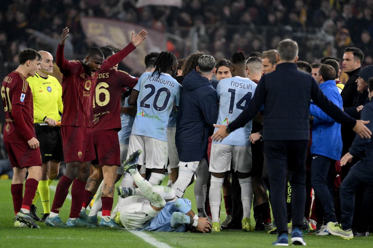 Video: Castellanos receives red card and sparks brawl in Roma vs Lazio