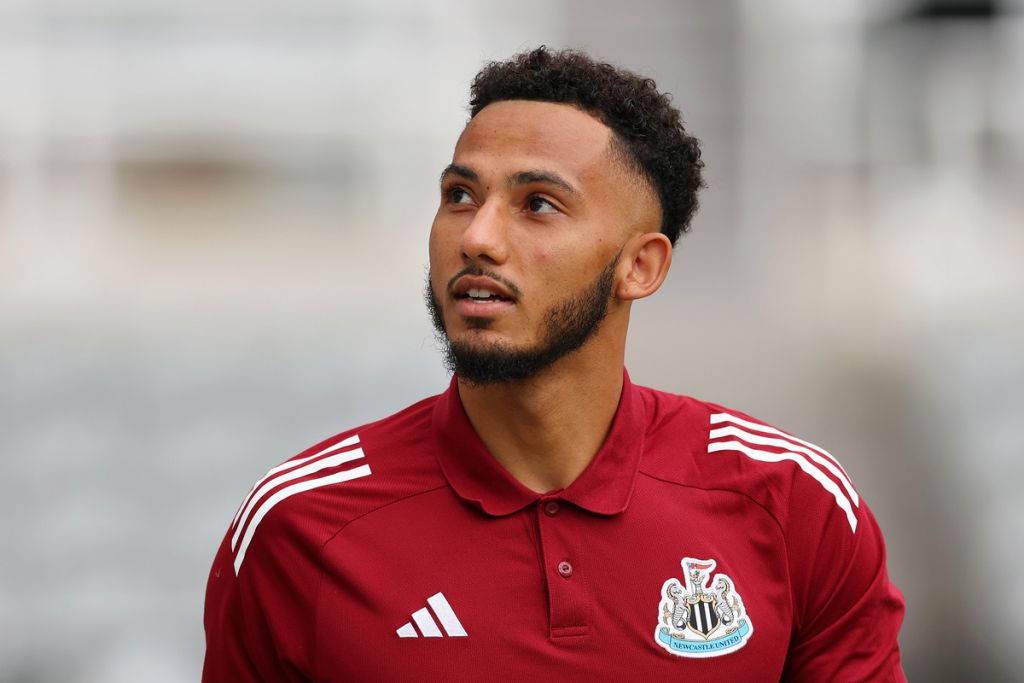 Official : Juventus sign Kelly from Newcastle United for 17.5m plus add-ons