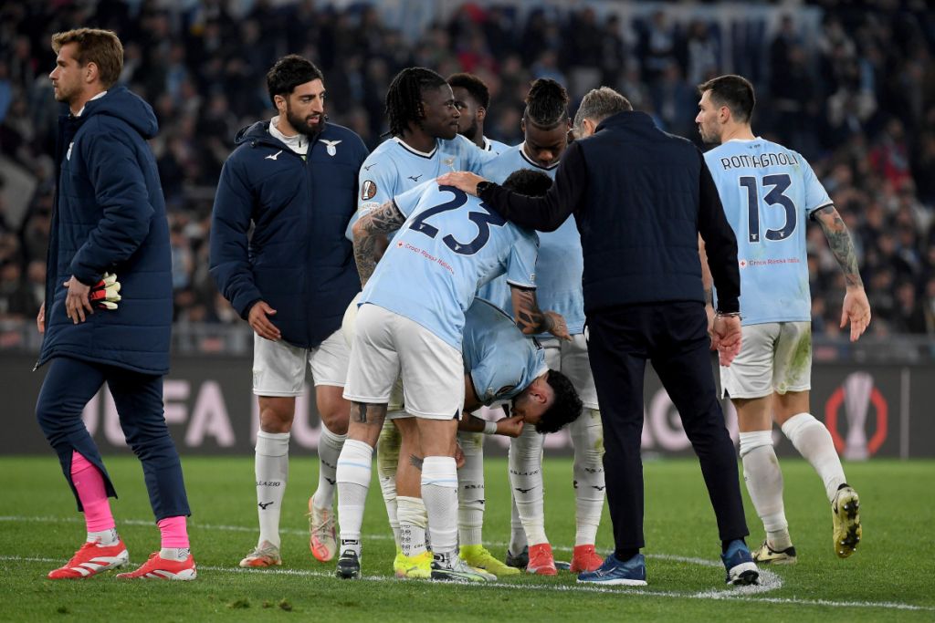 Photo : Le gardien de Bodo/Glimt taquine la Lazio avec un poteau sur le maillot de la Roma après ...