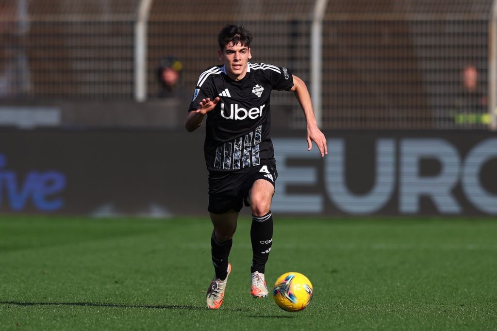 Officiel : Como obtient un contrat permanent pour le défenseur de Barcelone - le prix est révélé ...