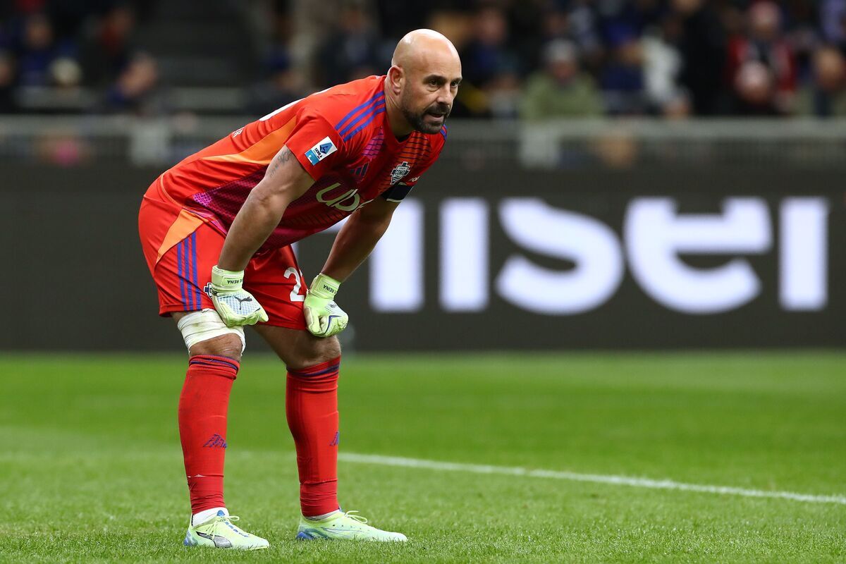 Video: Pepe Reina announces retirement decision at 42 years old ...