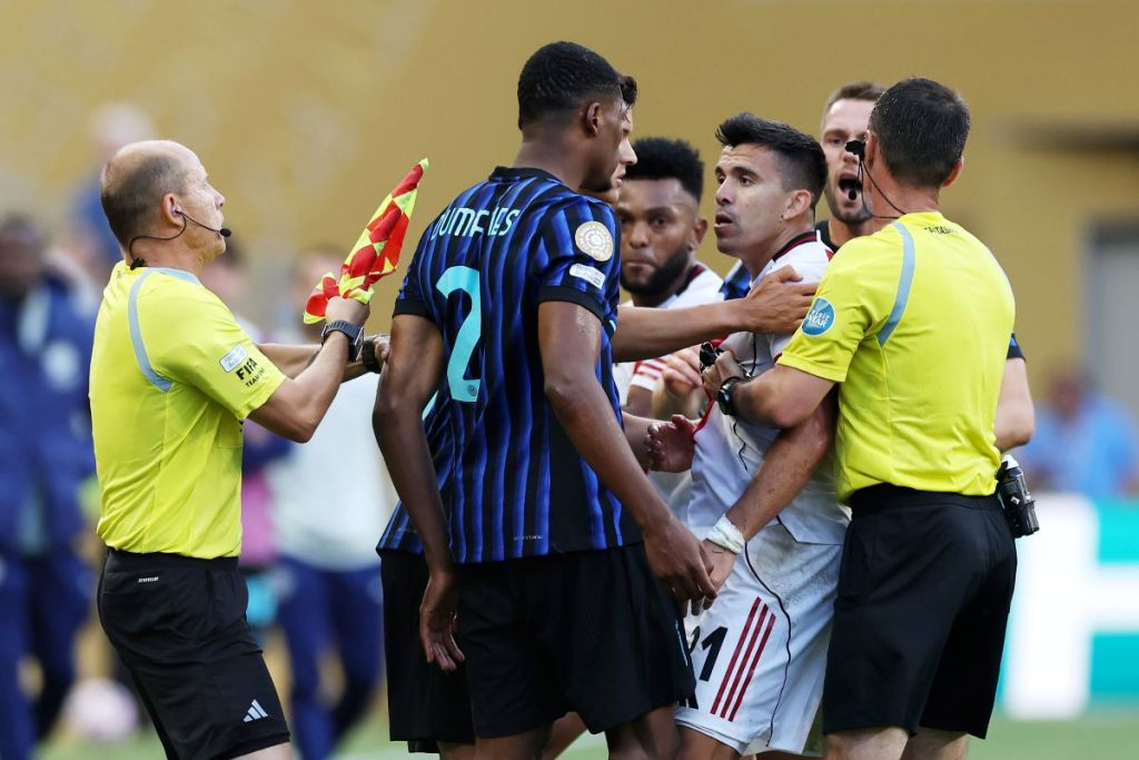 Dumfries and Acuña separated in heated Inter vs River Plate brawl: what ...
