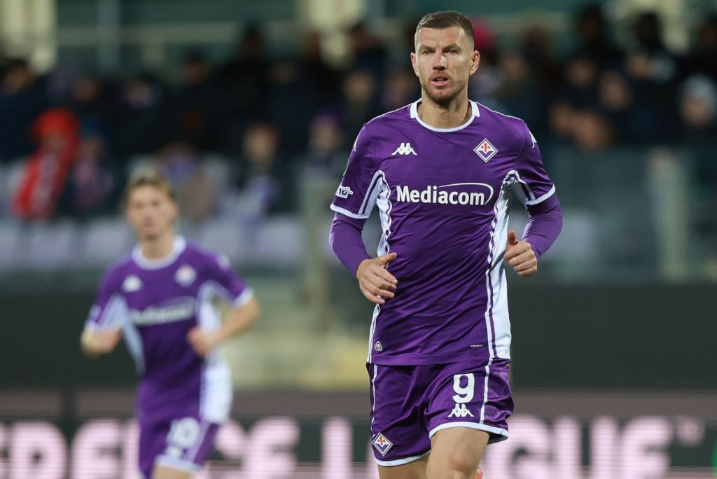 Official: Fiorentina sell 39-year-old Dzeko to Schalke in 2. Bundesliga ...