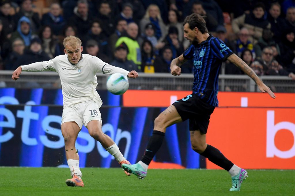How Acerbi irritated Leao in 1st half of Inter vs. AC Milan