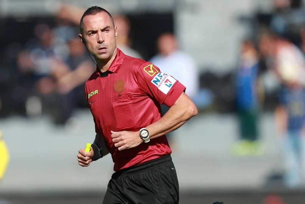 Video: Referee Guida appears to kick Milan winger Saelemaekers