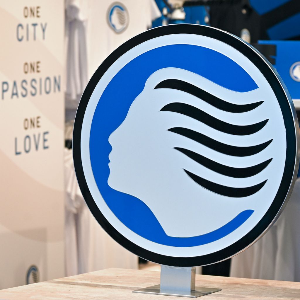 Oficial: El Atalanta presenta su nuevo escudo para la temporada 2026-27 ...