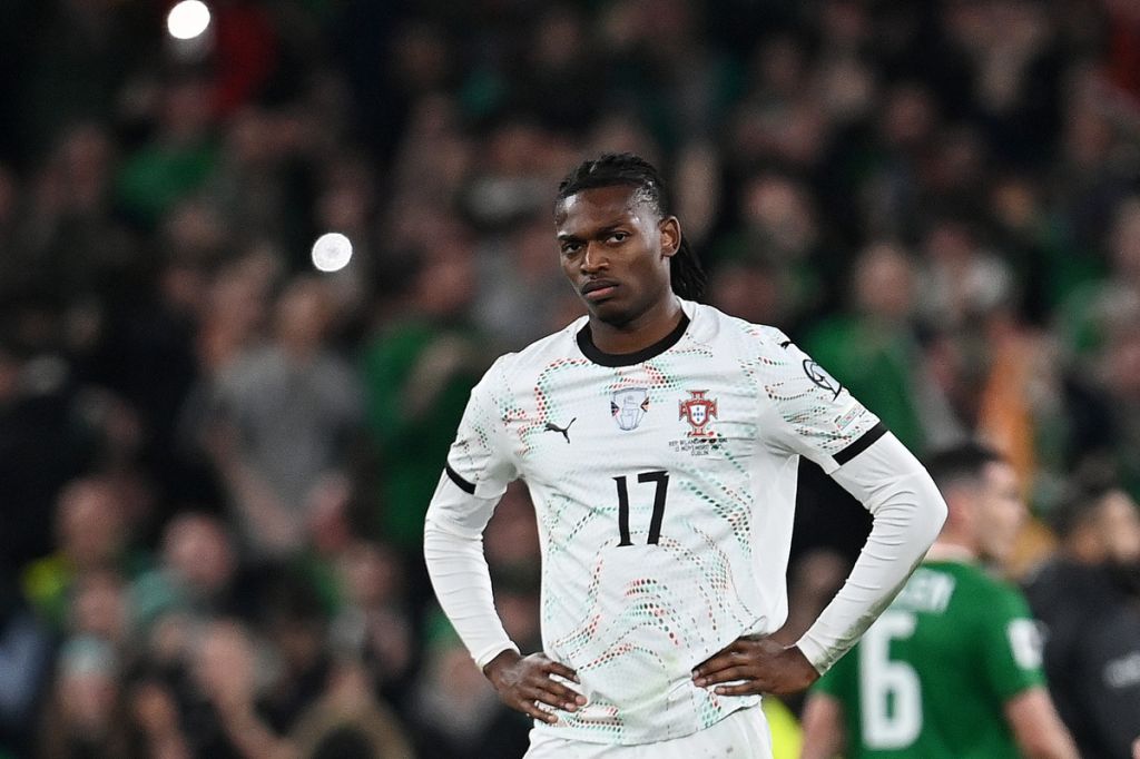 Leao leaves door open on AC Milan future after Amorim takes charge on 3 ...